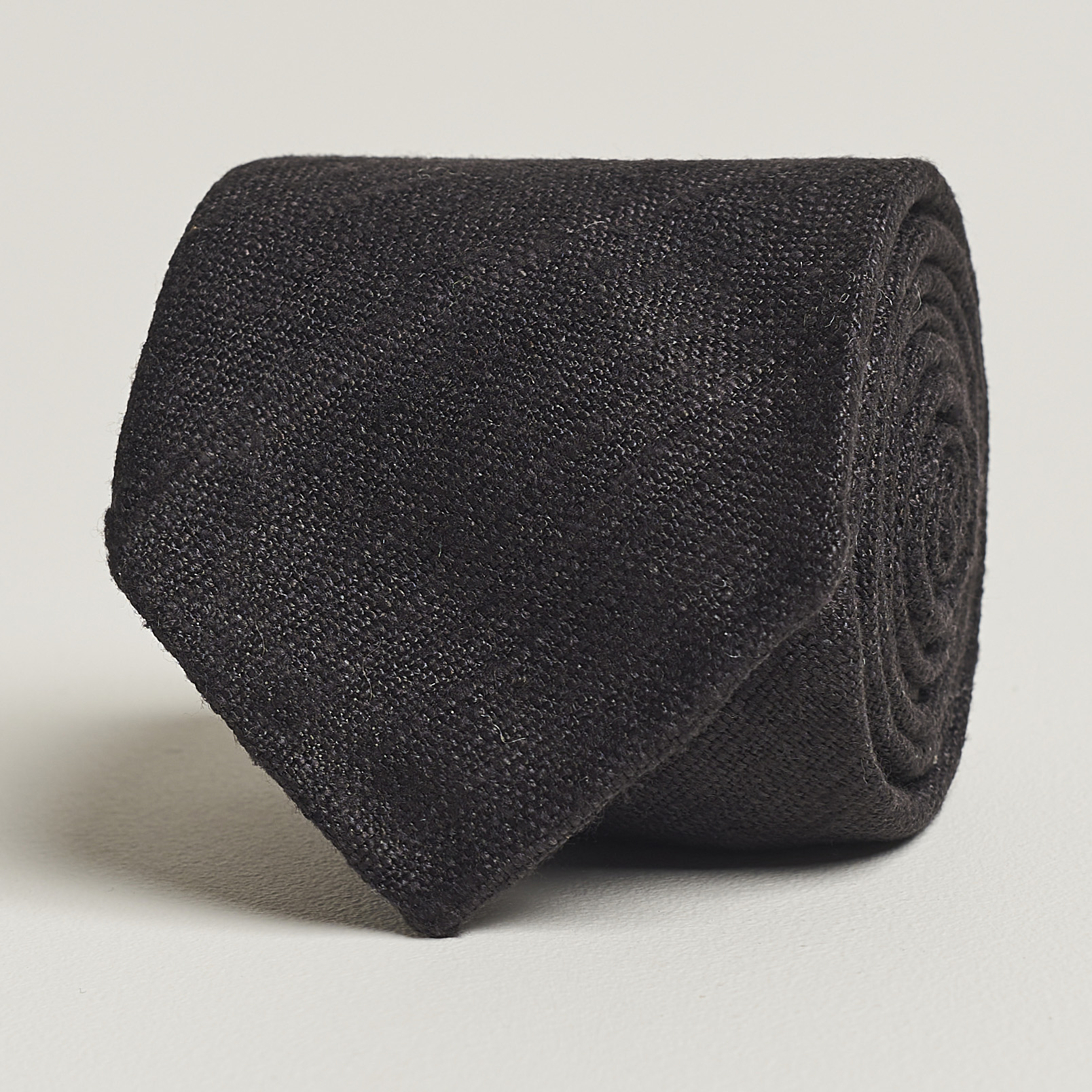 Drake's Tussah Silk Handrolled 8 cm Tie Black at CareOfCarl.com